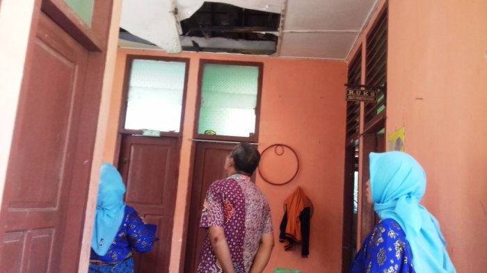 Eternit Atap hampir Roboh Ancam Keselamatan Puluhan Anak TK Negeri ...