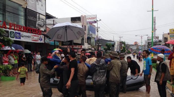 Hidayat dan Emron Pangkapi Monitoring Banjir Sampai Dinihari ...