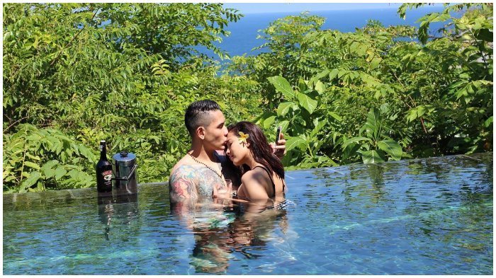 6 Pasang Artis ini Tak Ragu Pamer Kemesraan di Kolam Renang, Basah-basahan dengan Pakaian Minim ...