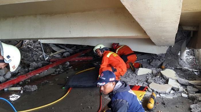 Korban Gedung Roboh di Jakarta Ditemukan dalam Posisi Sujud - Bangkapos.com