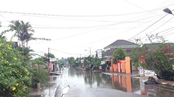 Lihat Air Mulai Naik, Warga Jalan Balai Hanya Bengong - Bangkapos.com