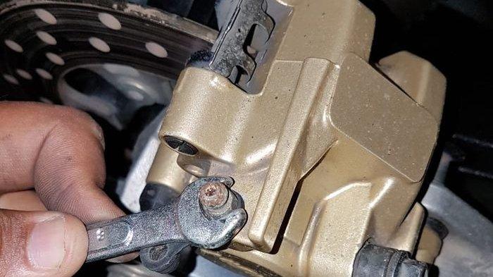 VIDEO: Tips Cara Hilangkan Angin Palsu di Rem Cakram Motor, Mudah ...