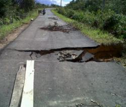 Plat Decker Ambruk, Ruas Jalan Cendil-Balitong Terganggu - Bangkapos.com