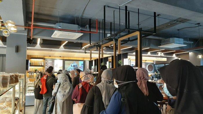 Satu Minggu Buka Pengunjung J.CO Donuts dan Mako Cake & Bakery Ramai ...