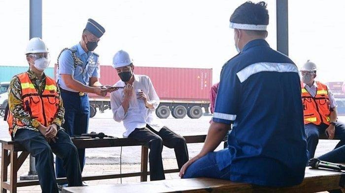 Dengar Curhat Sopir Soal Pungli dan Premanisme, Jokowi Langsung Telepon ... Dengar Curhat Sopir Soal Pungli dan Premanisme, Jokowi Langsung Telepon ...