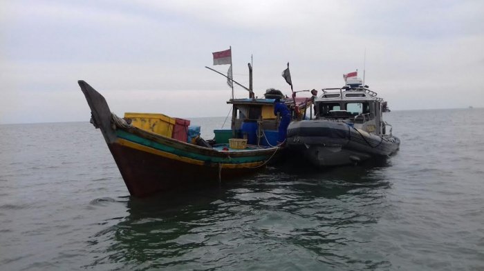 Alat Tangkap Kapal Trawl Disita DKP Babel, Nelayan Dibina - Bangkapos.com