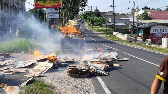 Muatan Kardus Terbakar Nyaris Ludeskan Pickup - Bangkapos.com