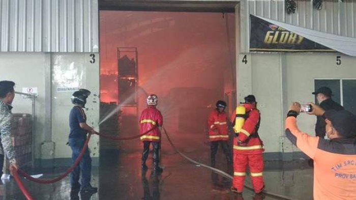 Karyawan Panik, Si Jago Merah Lalap Gudang PT Wings - Bangkapos.com