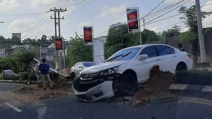 Pecah Ban Depan, Mobil Sedan Seruduk Pembatas Jalan Soekarno Hatta ...