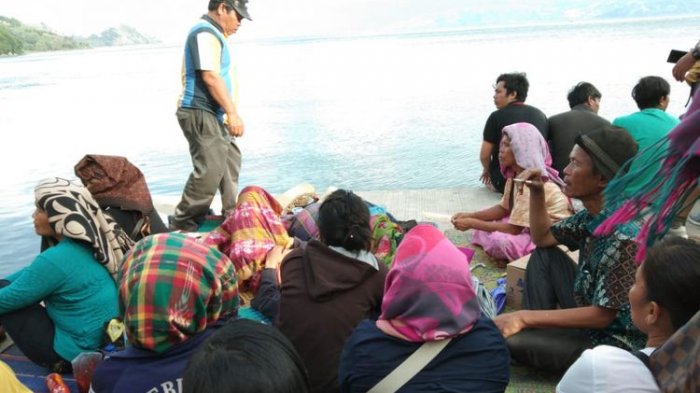 Tim SAR Temukan Helm, Sandal, dan Pelampung Bermunculan di Danau Toba ...