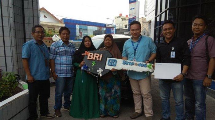 Bank BRI Pangkalpinang Serahkan Mobil Hadiah Undian Simpedes Pada Nasabah Zahara - Bangkapos.com