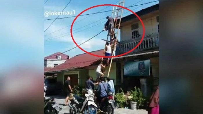 Warga Histeris Lihat Pria Bergelantungan di Loteng Tersengat Listrik ...