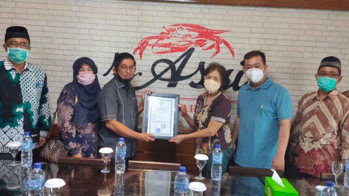 Mr Asui Sea Food Resto Terima Sertifikat Halal dari Ketua MUI Bangka ...