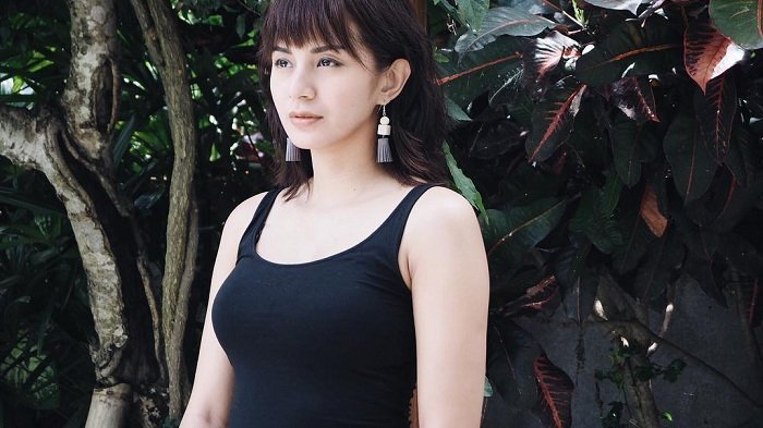 Pose 2 Artis Janda Ini Bikin Netter Berdebat, Satu Cuma Pakai Celana ...