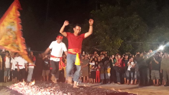 Tradisi Koposan, Berjalan di Atas Bara Api, Membakar Sifat-sifat Buruk ...
