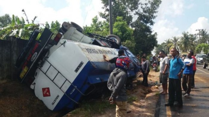 Ban Belakang Pecah Mobil Tanki Solar Terbalik - Bangkapos.com