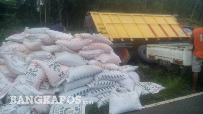Mobil Truk Pengangkut Pupuk Terbalik di Jalan Petaling-Kemuja - Bangkapos.com