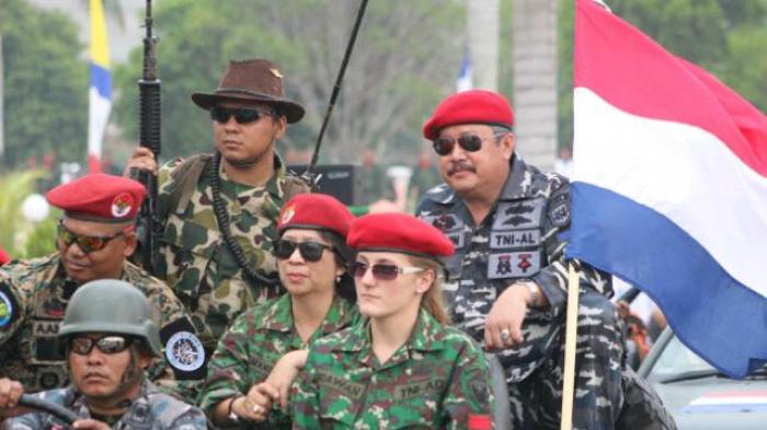 Bule Belanda Ini Jadi Sorotan Saat Perayaan HUT TNI - Bangkapos.com