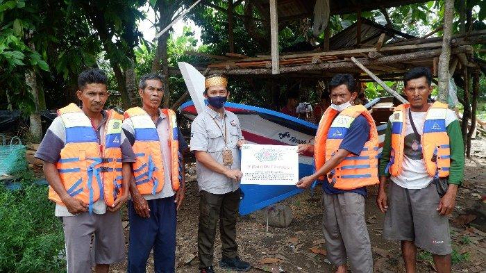 Serahkan Satu Unit Perahu, PT Timah Bantu Petani Kota Kapur Tingkatkan ...