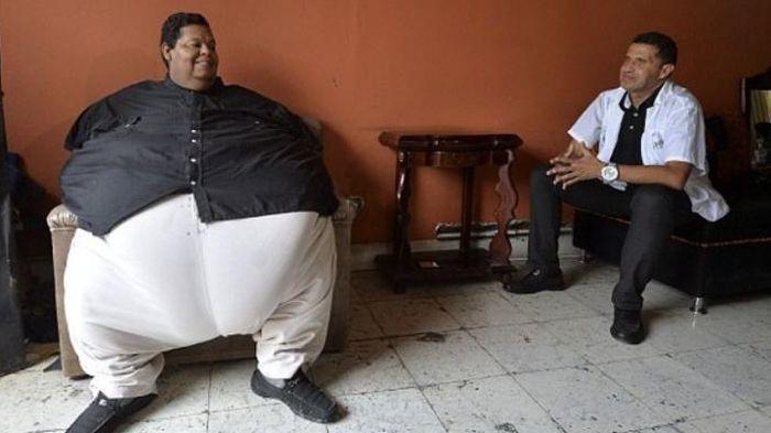 Pemilik Berat Badan 400 Kilogram Ini Terpaksa Diangkut Truk - Bangkapos.com