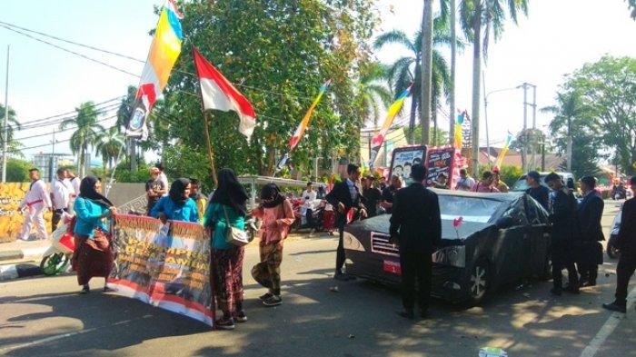 Hari Sudah Sore, Peserta Karnaval Nomor Urut 157 Belum Mulai Jalan ...