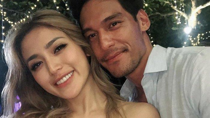 Artis-artis yang Akan Menikah Tahun 2020, Transgender Dena Rachman ...