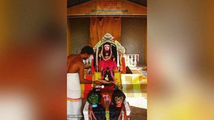 Warga India Sembah Dewi Korona, Patung Dimandikan dengan Air Kunyit dan ...