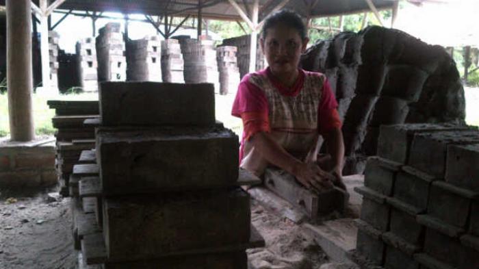 Pembuatan Bata Ini Mampu Membuat 1.000 Keping Bata Per Hari - Bangkapos.com