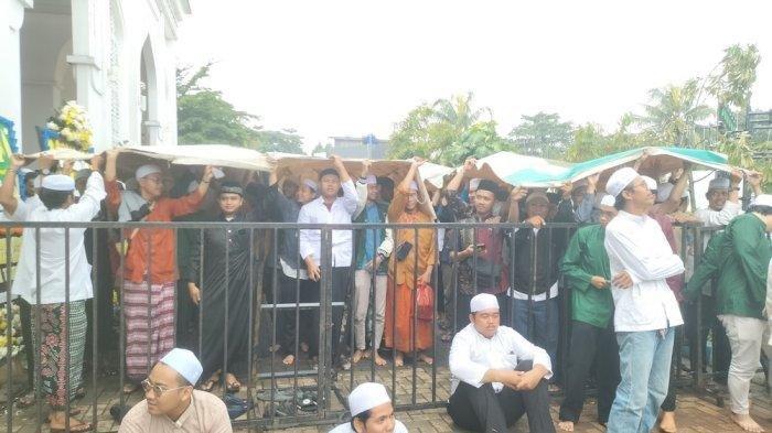 Viral Pemakaman Habib Hasan bin Ja'far Assegaf Diguyur Hujan, Pelayat ...