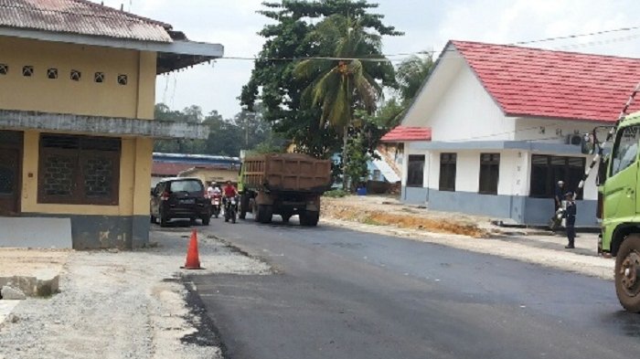 Pembuatan Siring dan Pengaspalan Jalan Nasional Belinyu Terkendala Dua ...
