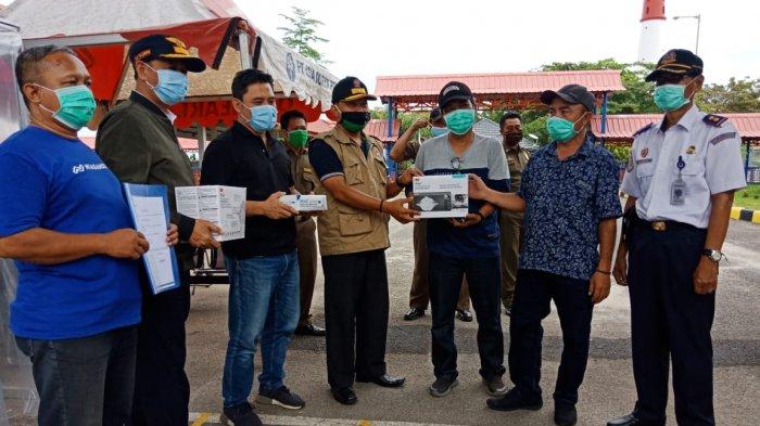 Unmet PT Timah Muntok Beri Bantuan Petugas Posko Terpadu Pelabuhan Tanjung Kalian - Bangkapos.com