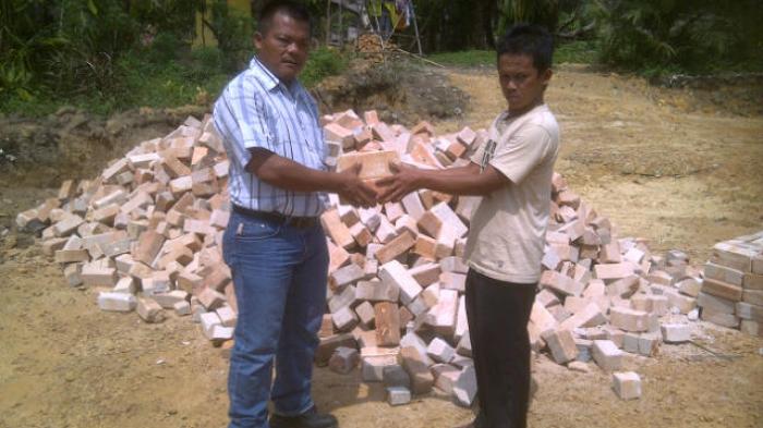 PT GCM Salurkan CSR Berupa 10.000 Bata ke Masjid Al Istiqomah Tiang ...