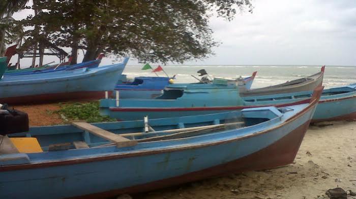 Perahu Nelayan Pesaren Ditarik ke Darat - Bangkapos.com