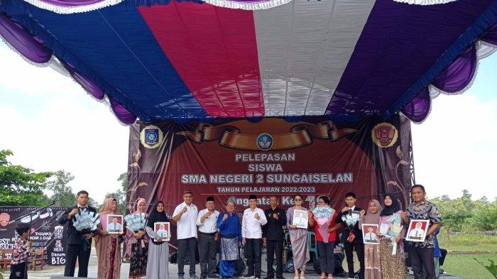 SMAN 2 Sungai Selan Gelar Perpisahan Kelas 12 dengan Meriah dan Penuh ...