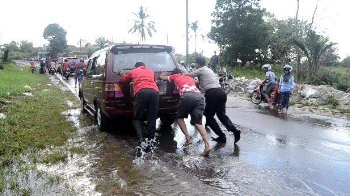 Polisi Rela Basah-basahan Dorong Mobil Warga yang Mogok Akibat Banjir di Nibung - Bangkapos.com