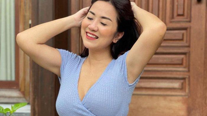 Usia 46 Punya Tiga Anak, Intip Deh Gaya Tante Ernie Duduk di Kursi Malas - Halaman all ...