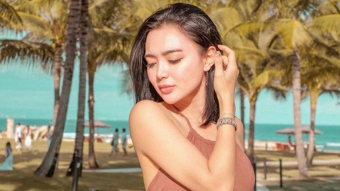 Pose Bening Wika Salim dengan Rok Terbelah, Sampai Ada yang Bilang Cantiknya Sempurna ...