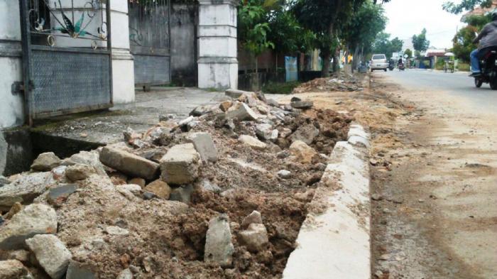 Proyek Galian Pipa Hancurkan Trotoar Jalan - Bangkapos.com
