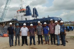 PT Dok dan Perkapalan Air Kantung Luncurkan Kapal Tugboat - Bangkapos.com