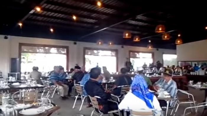 Suasana Resto Lemadang di Tepian Pantai Tanjung Tinggi - Bangkapos.com