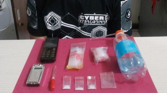 Yoga Pengedar Sabu Ditangkap Sat Resnarkoba Polres Pangkalpinang, Ditemukan 3 Paket di Samping ...