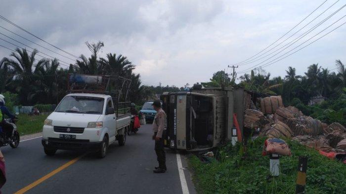 Truk Kardus Terbalik Kecamatan Merawang Bangka, Begini Kondisi Sopirnya ...