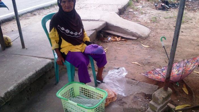10 Tahun Nek Rokiah Ini Keliling Jualan Tape Singkong Demi Sekilo Beras ...