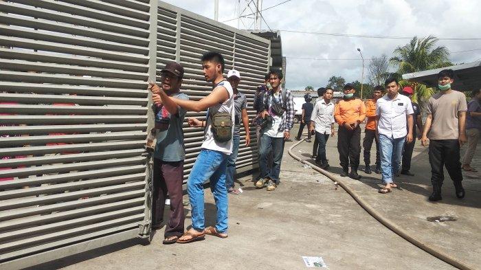 Hampir Tiga Jam Api yang Membakar Gudang Wings Masih Membumbung, Damkar ...