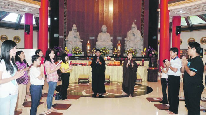 Bikuni Xian Lun Pimpin Ritual Sembahyang Bulan di Puri Tri Agung ...