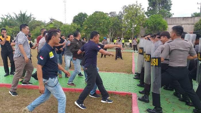 Polres Bangka Selatan Gelar Simulasi Dalmas, Personil Kepolisian ...