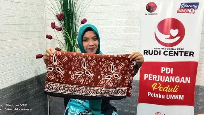 Bahagianya Dawiyah Batik Pakis Karyanya Dibeli Ustaz Abdul Somad, Ini ...