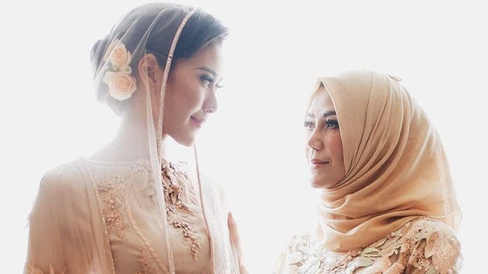 Amy Qanita Salahkan Syahnaz Sadiqah dan Bela Menantunya - Bangkapos.com