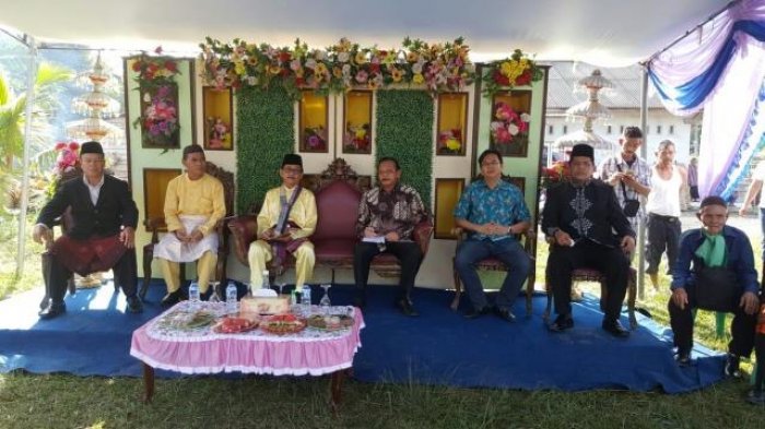 Parhan-Markus Diarak dan Disambut Atraksi Pencak Silat di Pesta Adat ...