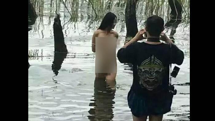 Tak Sadar Ada yang Mengintip, Wanita Ini Berfoto Bugil di Tempat Umum - Bangkapos.com